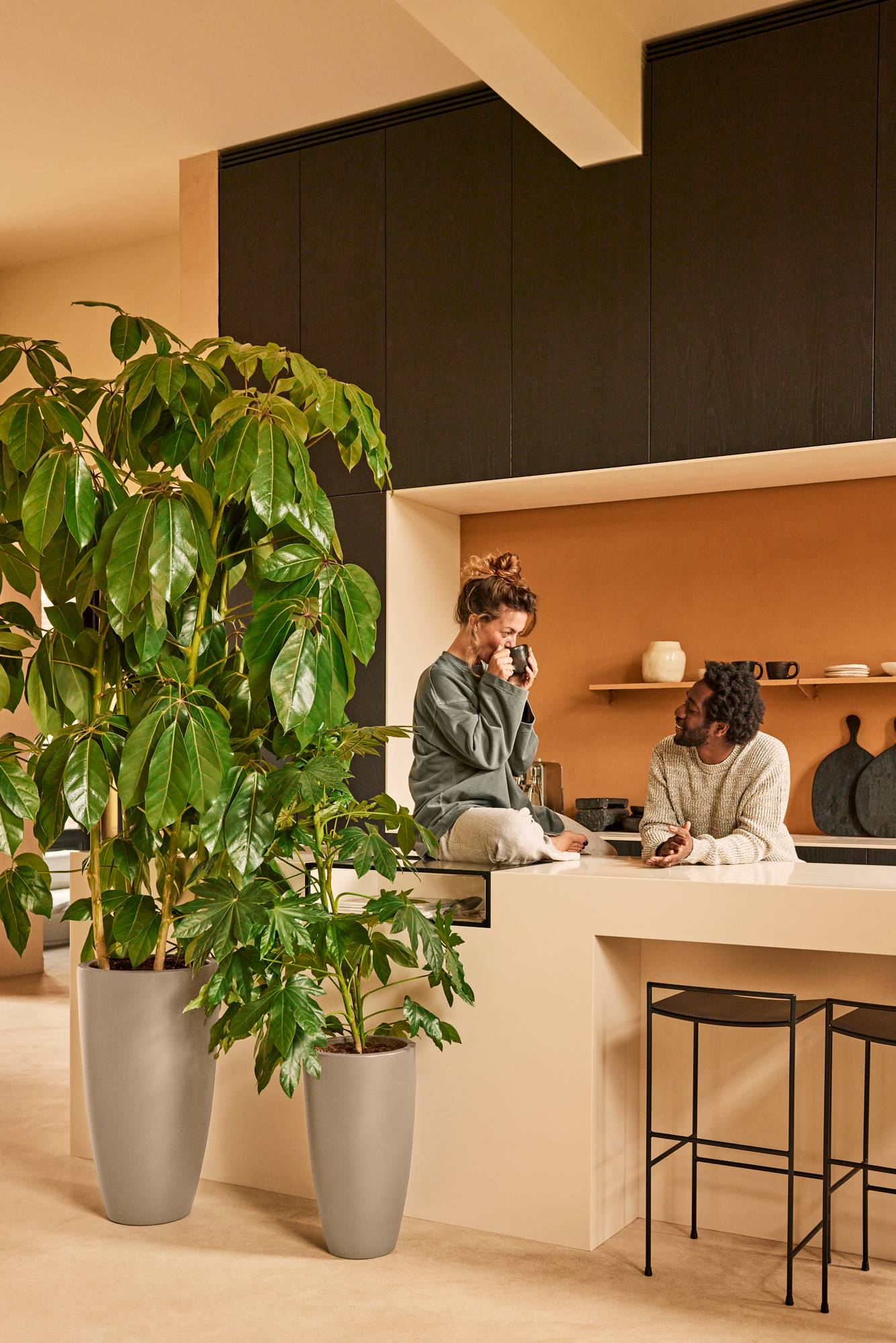 june round high 30cm balanced beige - elho® - Give room to nature